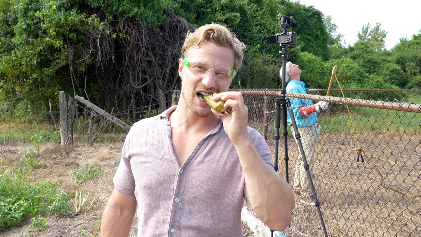 What happens when you touch a Pickle to an AM radio tower? - Jeff Geerling