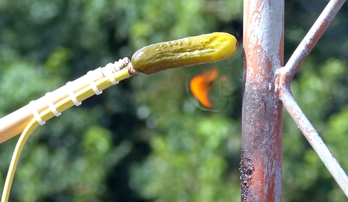 What happens when you touch a Pickle to an AM radio tower? - Jeff Geerling